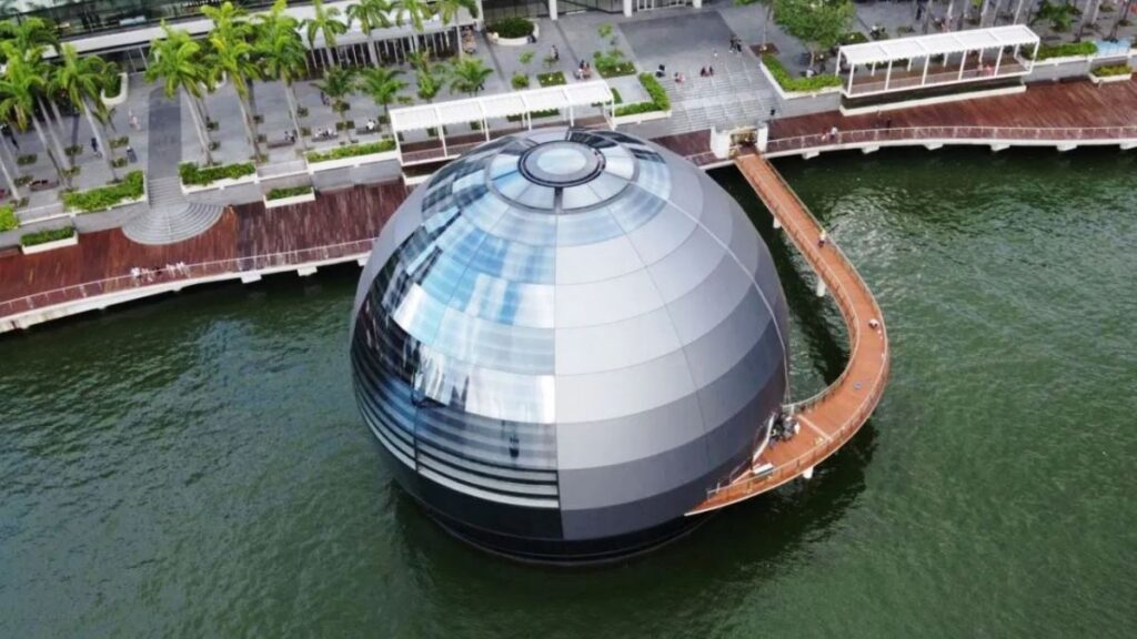 In Singapore the first floating Apple Store: "A transparent glass dome"